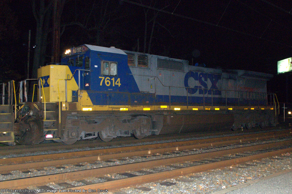 CSX C40-8 7614 trails on Q418-12